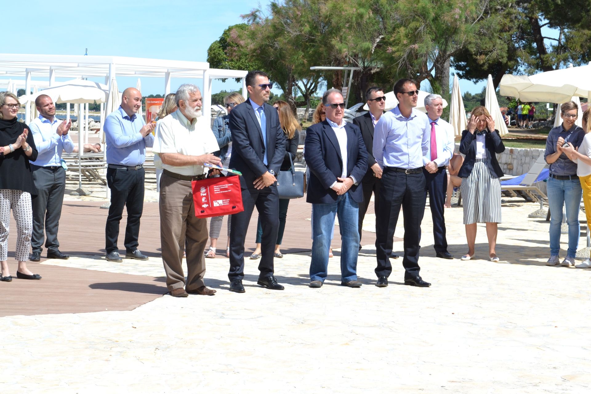 Podignuta Plava zastava na plaži Katoro Melia Coral
